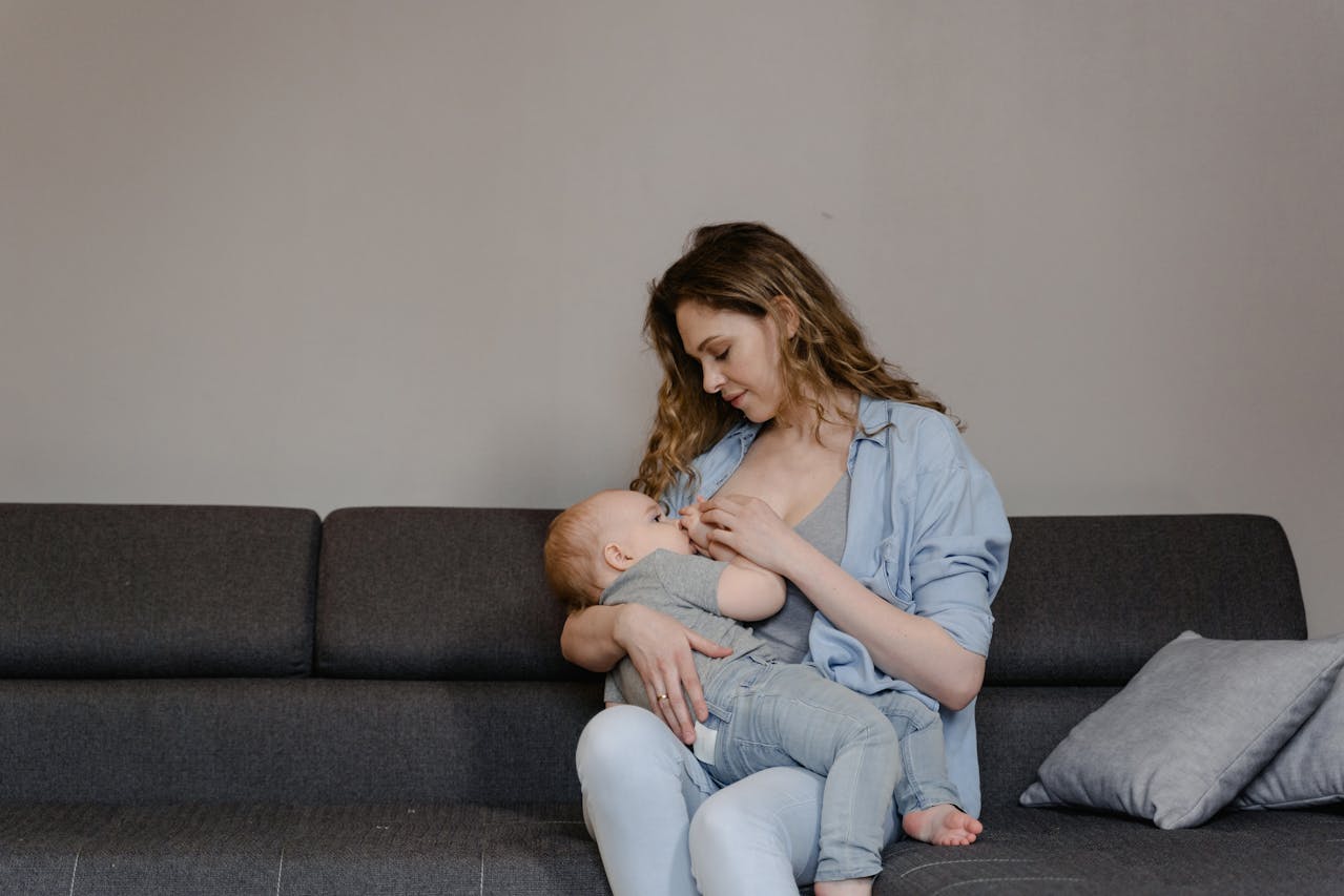 How To Minimize Breastfeeding Distractions In Babies - PottageOfHealth